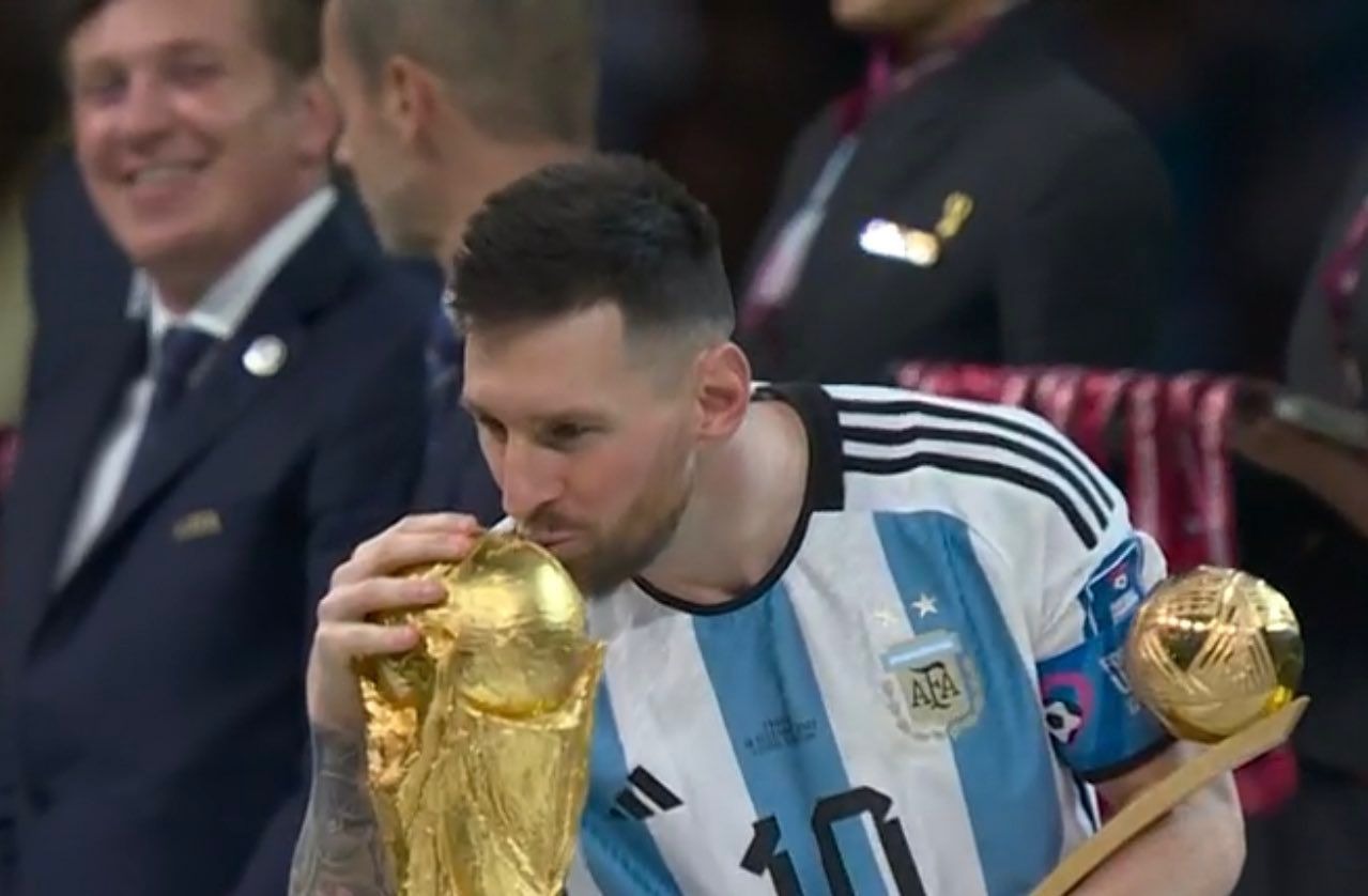 Argentina campeón del mundo: El primer beso de Messi al trofeo ...