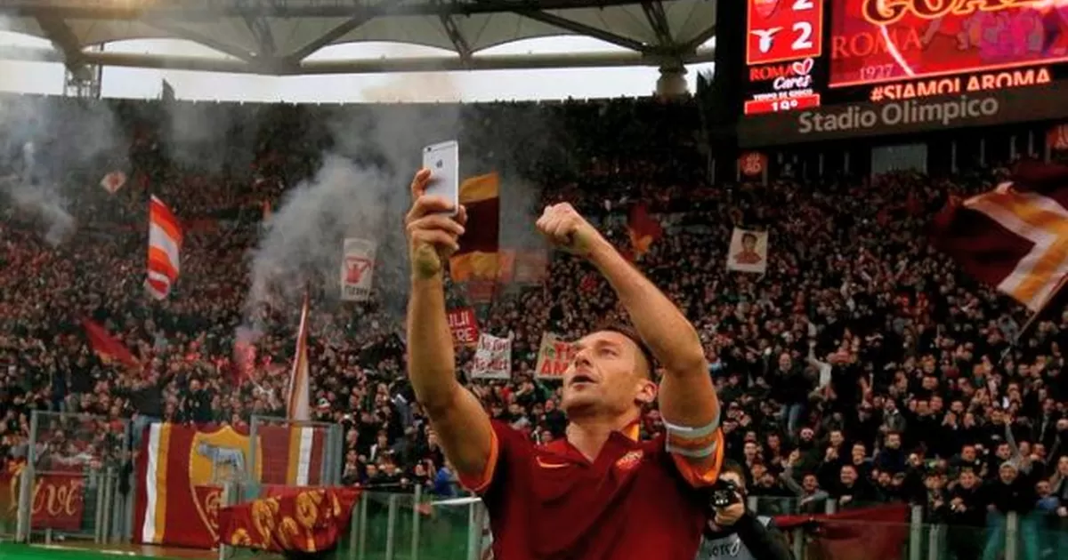 Francesco Totti: golazo de tijera y celebración con selfie ante Lazio ...
