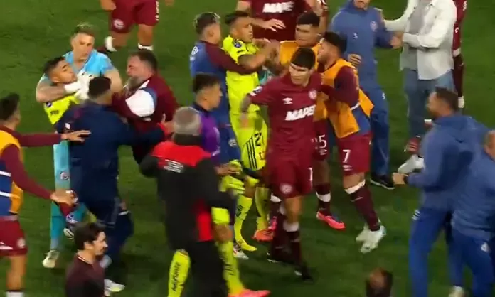 Futbolistas de Lanús y U de Chile pelearon tras partido | América Deportes