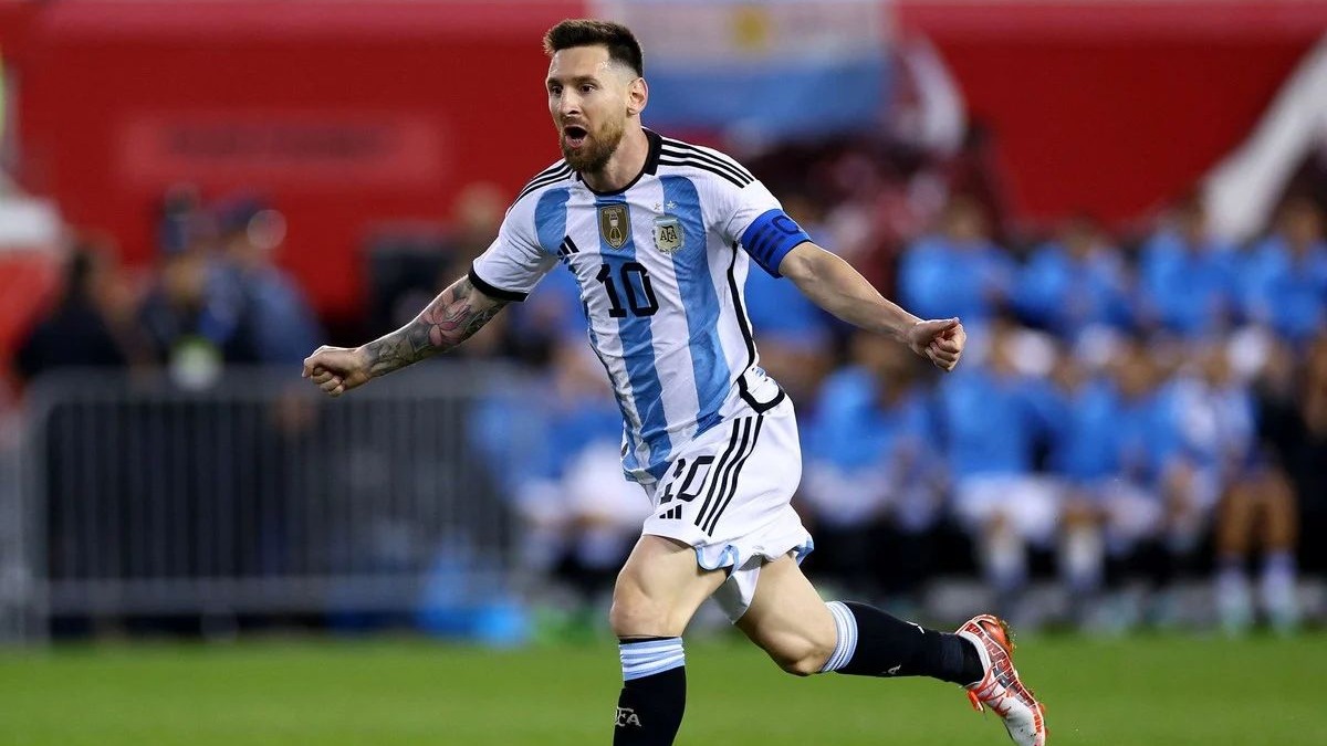 Lionel Messi: El hincha que saltó a la cancha mostró cómo le quedó la ...