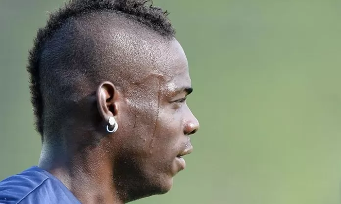 Mira la curiosa forma de Mario Balotelli de llenar su álbum de ...
