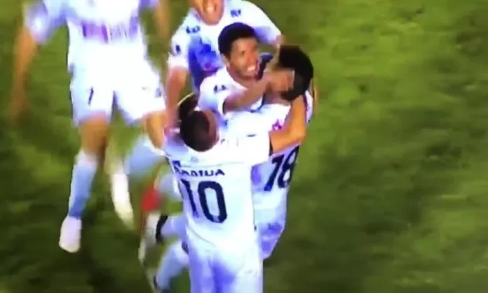 Real Garcilaso: Reimond Manco marcó golazo desde la mitad de la cancha ...