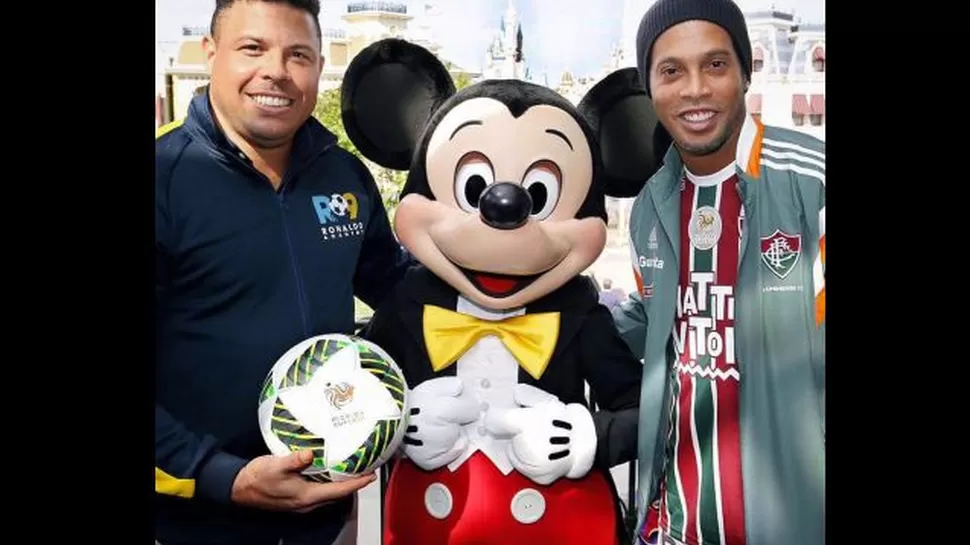 Ronaldinho y una imagen llena de magia junto a Ronaldo y Mickey Mouse ...