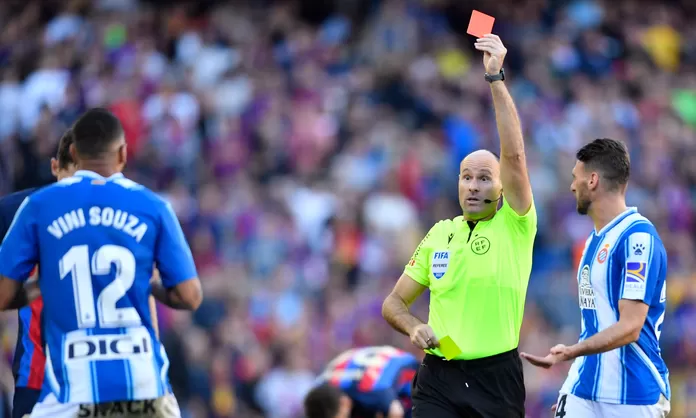 ¡Sacó 17 tarjetas! Mira lo que hizo el árbitro en el partido Barcelona ...