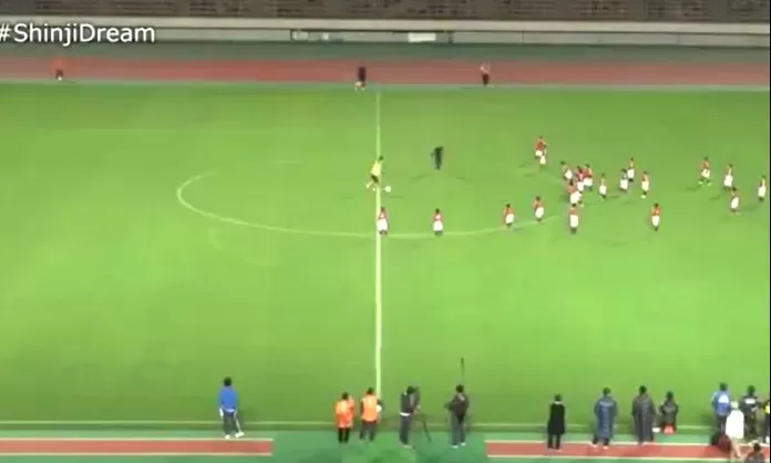 Shinji Kagawa en divertido reto: enfrentó a 30 niños y anotó un gol ...