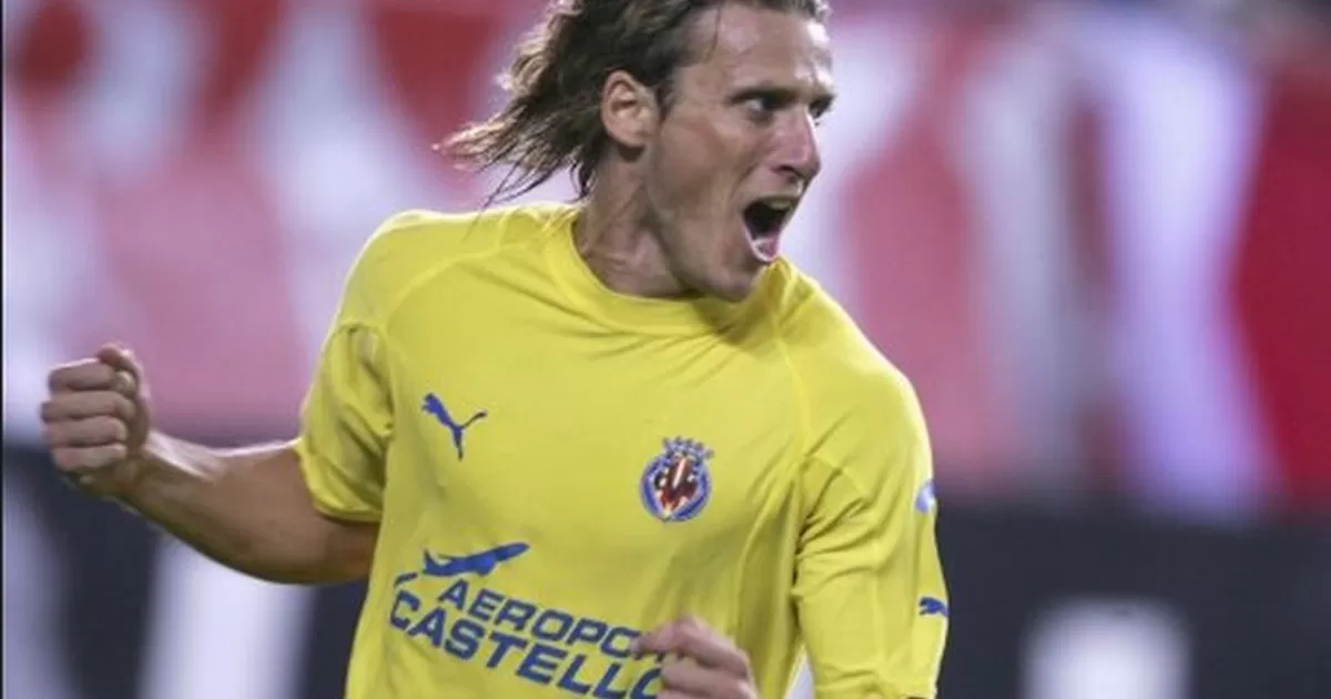 El último en anotarle un triplete al Barcelona había sido Diego Forlán ...