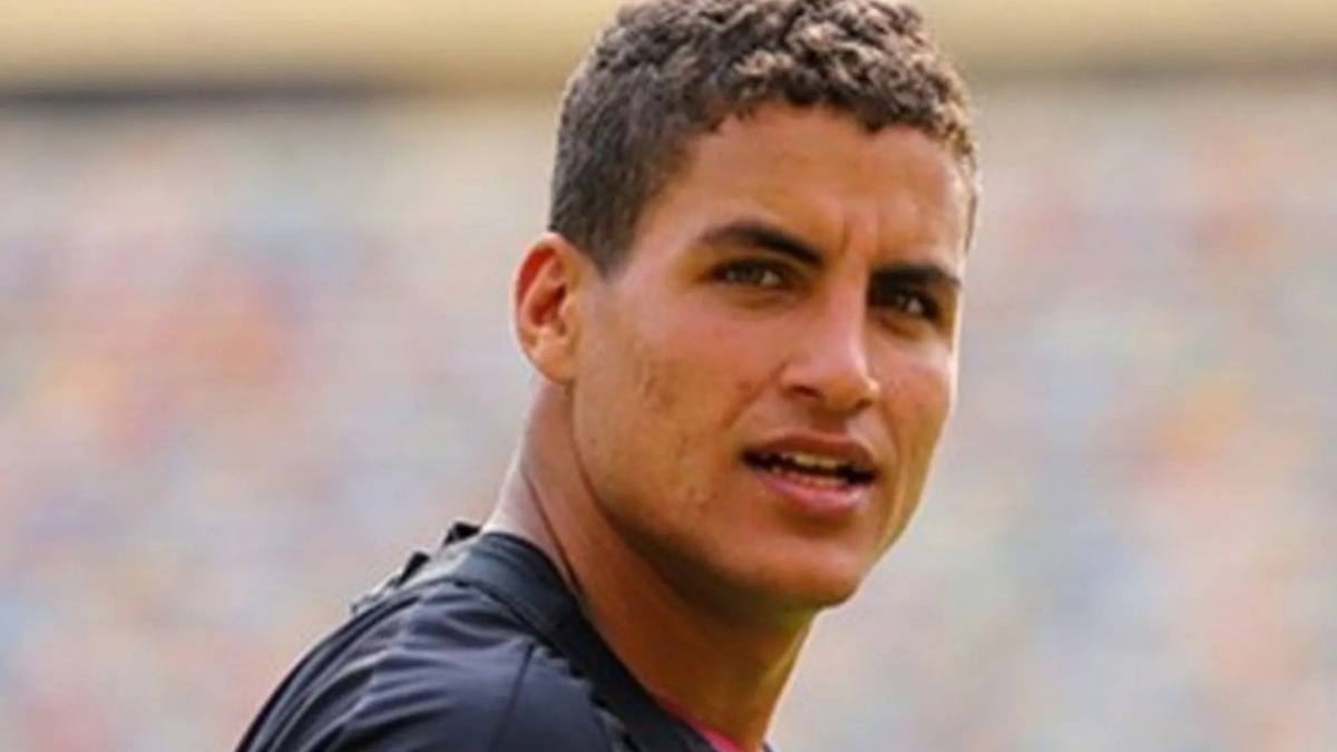 Alexander Succar es captado en la calle con botella de licor en las ...