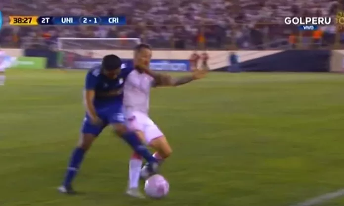 Universitario vs. Cristal: brutal codazo de Johan Madrid sobre Pablo ...