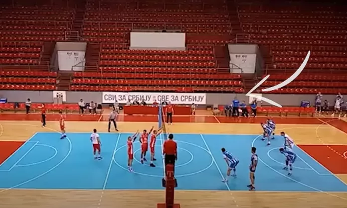 Serbia: DT le propinó violenta patada a jugador en la Superliga de ...