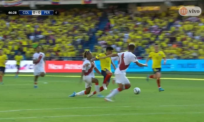 Perú vs Colombia: Carrillo perdió pelota que casi termina en gol y se ...