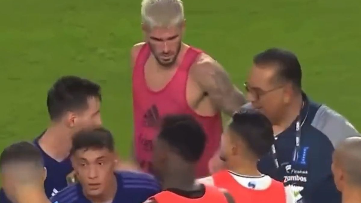 Lionel Messi: El hincha que saltó a la cancha mostró cómo le quedó la ...