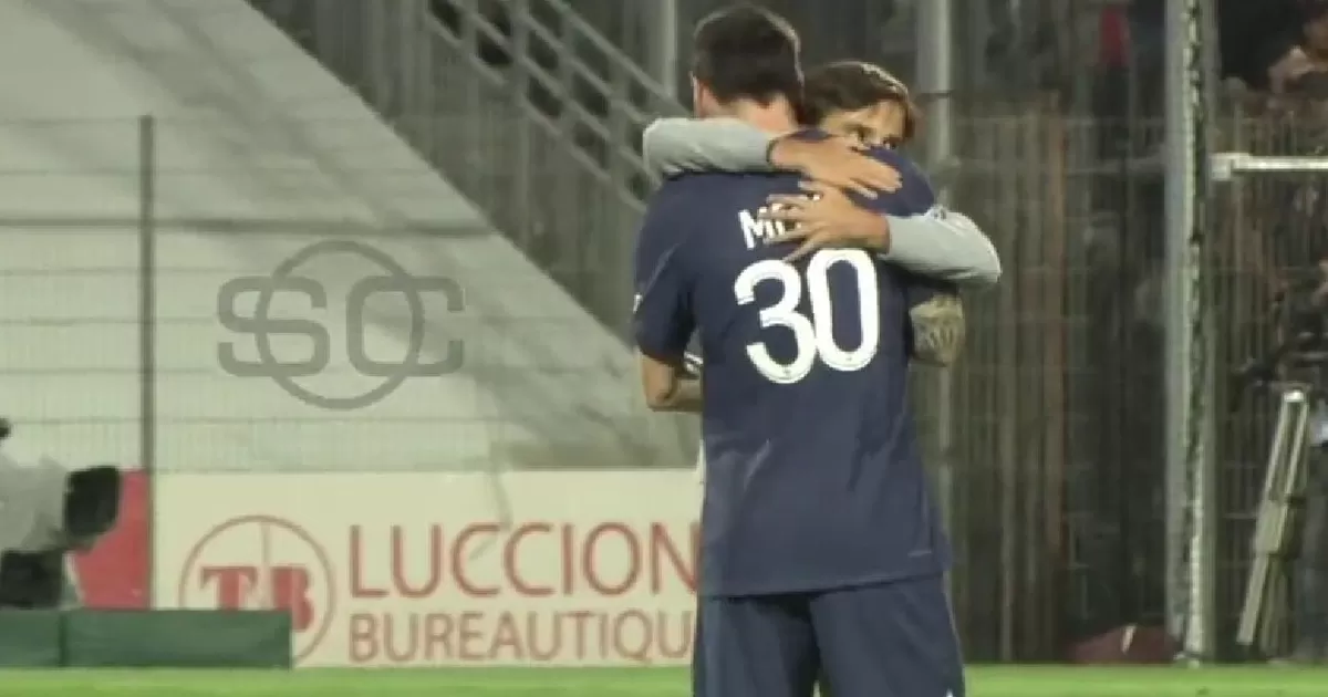 Lionel Messi se tomó selfies, saludó y abrazó a tres niños en el duelo ...